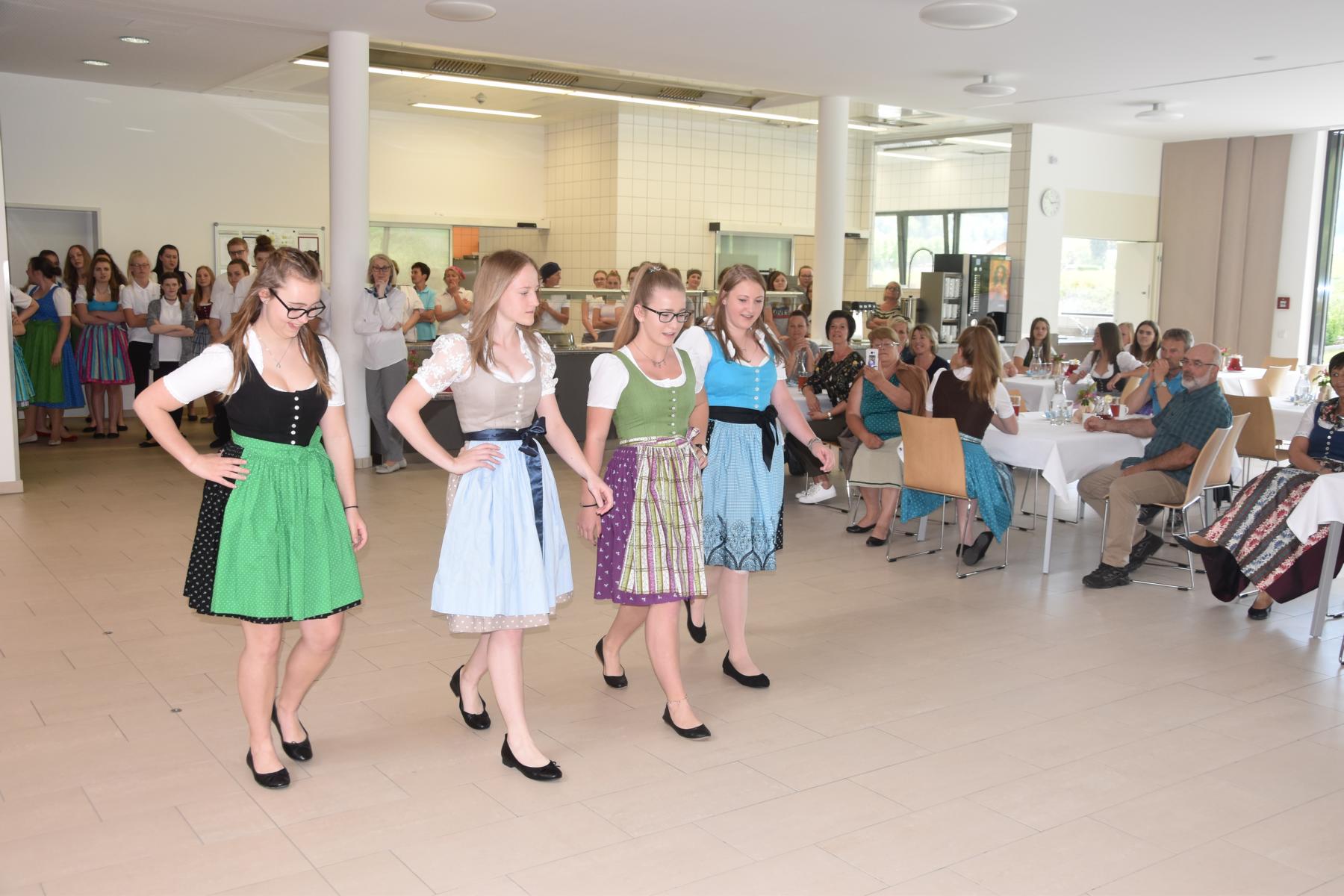Tanzkursabschluss und Dirndlpräsentation am 9. Mai 2018 - Fachschulen ...
